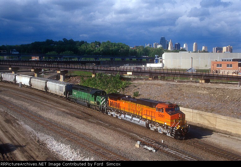 BNSF 5091,7147 @ 27th Street 2005